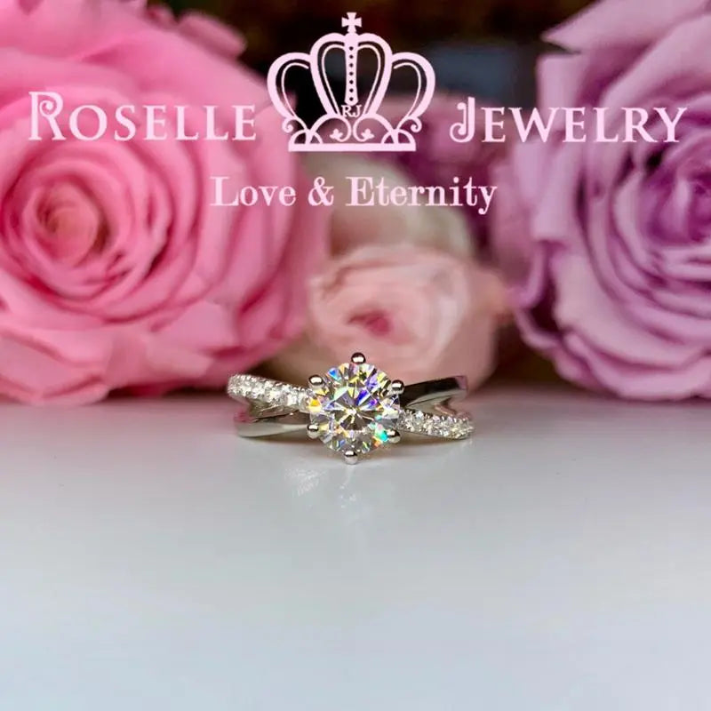T48 フォー プロング スタッガード エンゲージメント リング | Roselle Jewelry